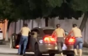 3 Drunk Friends Push Their Car Home to Follow Anti-Drunk Driving Law ...