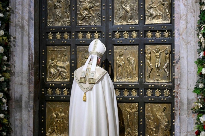 Pope Leo XIV closes St. Peter’s Holy Door, concluding Jubilee of Hope ...